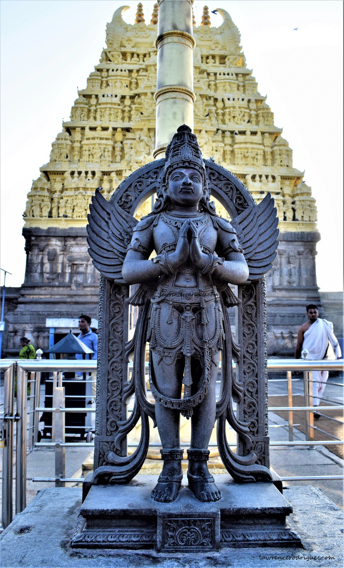 Belur Chennakeshava Temple: Garuda Stamba