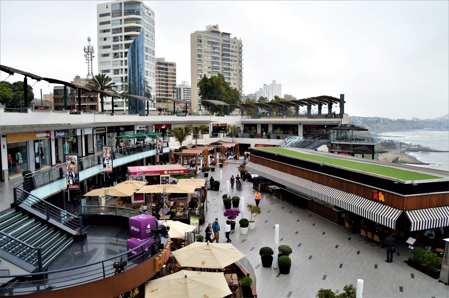 Lima: Larcomar Shopping Center